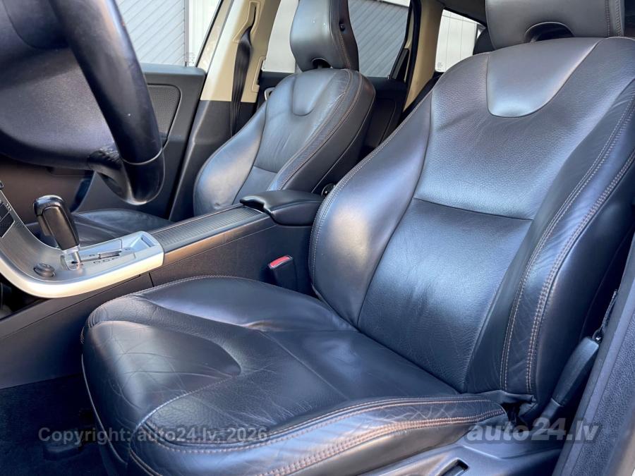 Balts Volvo XC60 2009 Tartu, ar dzinēja tilpumu 2.40 L un nobraukumu 270 tūkst. km par 7399 €, foto 16 vietnē AUTOMOTO.COM.LV