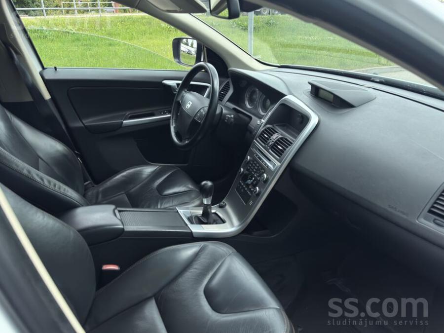 Balts Volvo XC60 2009 Rēzekne, ar dzinēja tilpumu 2.40 L un nobraukumu 275 tūkst. km par 7900 €, foto 15 vietnē AUTOMOTO.COM.LV