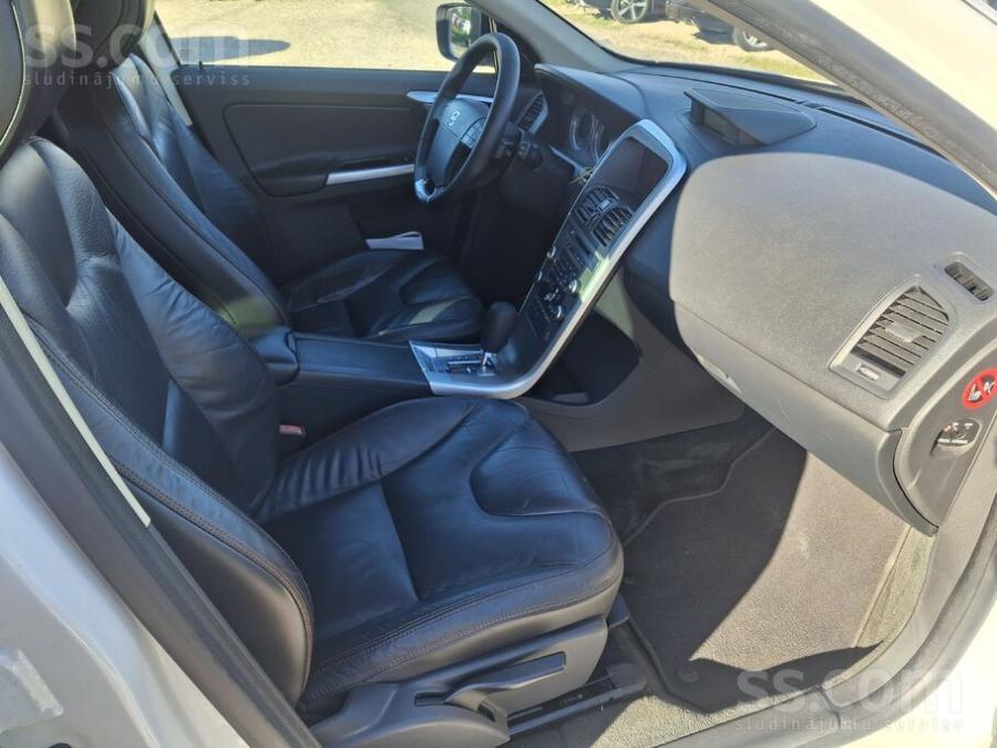 Balts Volvo XC60 2009 Rīga, ar dzinēja tilpumu 2.40 L un nobraukumu 324 tūkst. km par 8195 €, foto 16 vietnē AUTOMOTO.COM.LV