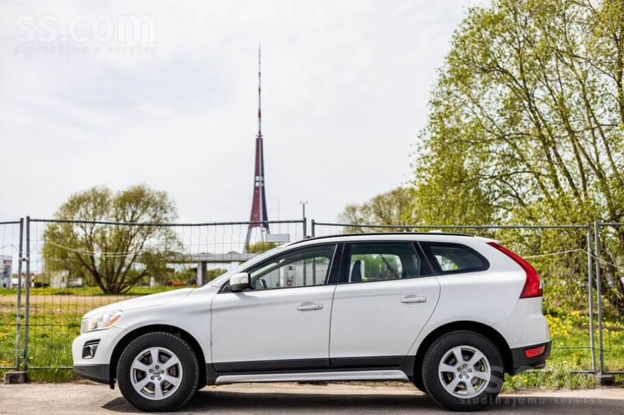 Balts Volvo XC60 2009 Rīga, ar dzinēja tilpumu 2.40 L un nobraukumu 373 tūkst. km par 7290 €, foto 5 vietnē AUTOMOTO.COM.LV