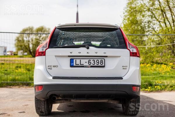 White Volvo XC60 2009 in Riga, with an engine capacity of 2.40 L and mileage of 373 thousand km for 7290 €, photo 8 on AUTOMOTO.COM.LV