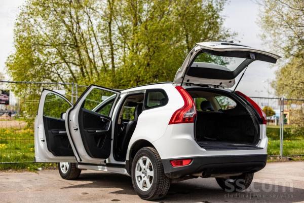 White Volvo XC60 2009 in Riga, with an engine capacity of 2.40 L and mileage of 373 thousand km for 7290 €, photo 9 on AUTOMOTO.COM.LV