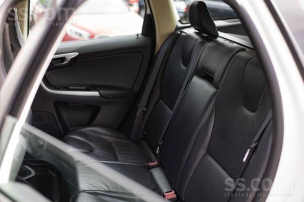 White Volvo XC60 2009 in Riga, with an engine capacity of 2.40 L and mileage of 373 thousand km for 7290 €, photo 10 on AUTOMOTO.COM.LV