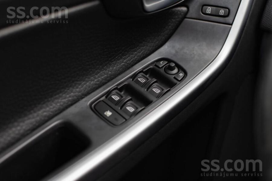 Balts Volvo XC60 2009 Rīga, ar dzinēja tilpumu 2.40 L un nobraukumu 373 tūkst. km par 7290 €, foto 13 vietnē AUTOMOTO.COM.LV