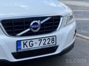 White Volvo XC60 2009 in Valmiera, with an engine capacity of 2.40 L and mileage of 319 thousand km for 5390 €, photo 5 on AUTOMOTO.COM.LV