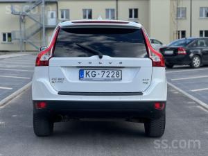 White Volvo XC60 2009 in Valmiera, with an engine capacity of 2.40 L and mileage of 319 thousand km for 5390 €, photo 8 on AUTOMOTO.COM.LV