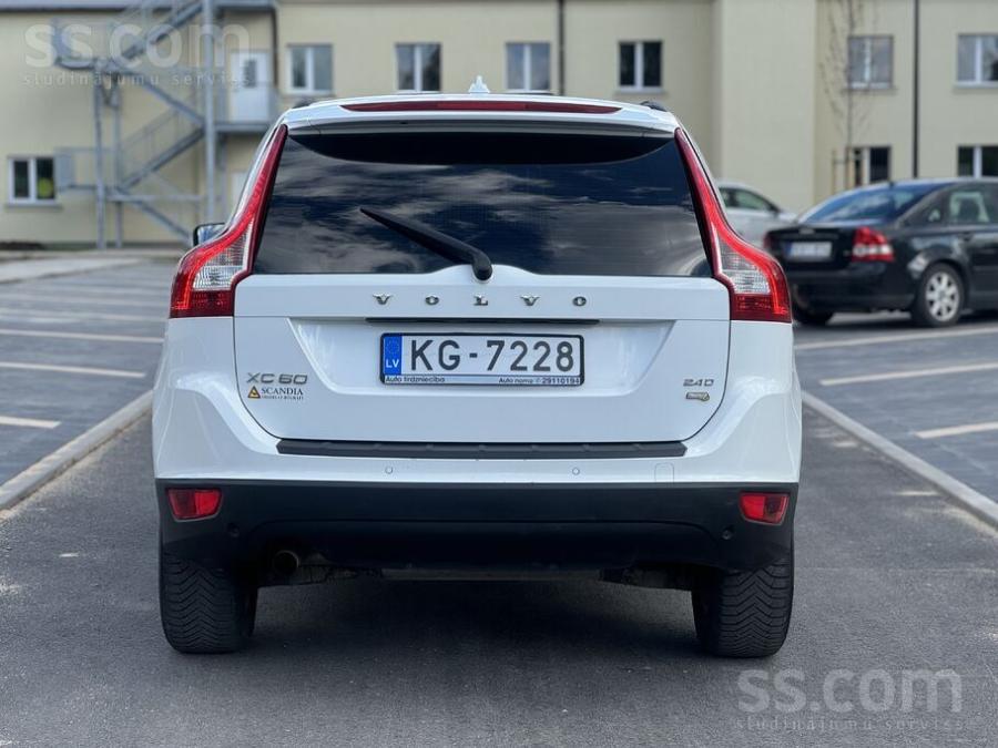 White Volvo XC60 2009 in Valmiera, with an engine capacity of 2.40 L and mileage of 319 thousand km for 5390 €, photo 8 on AUTOMOTO.COM.LV