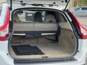 White Volvo XC60 2009 in Valmiera, with an engine capacity of 2.40 L and mileage of 319 thousand km for 5390 €, photo 10 on AUTOMOTO.COM.LV
