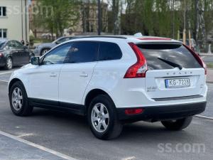 White Volvo XC60 2009 in Valmiera, with an engine capacity of 2.40 L and mileage of 319 thousand km for 5390 €, photo 11 on AUTOMOTO.COM.LV
