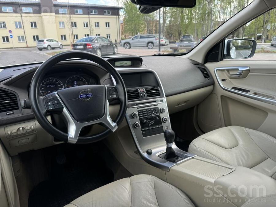 White Volvo XC60 2009 in Valmiera, with an engine capacity of 2.40 L and mileage of 319 thousand km for 5390 €, photo 14 on AUTOMOTO.COM.LV
