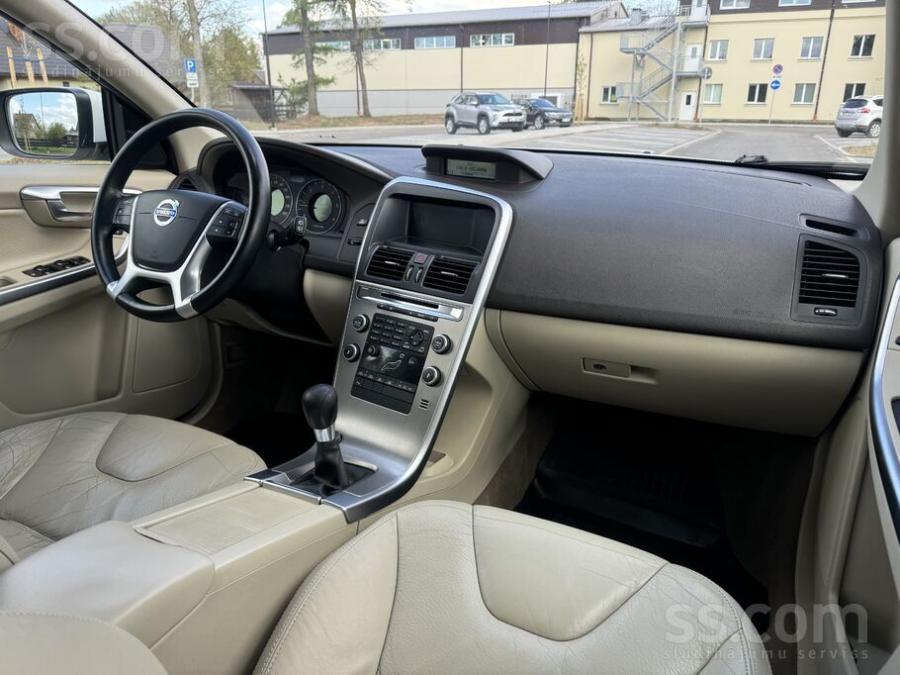 White Volvo XC60 2009 in Valmiera, with an engine capacity of 2.40 L and mileage of 319 thousand km for 5390 €, photo 16 on AUTOMOTO.COM.LV