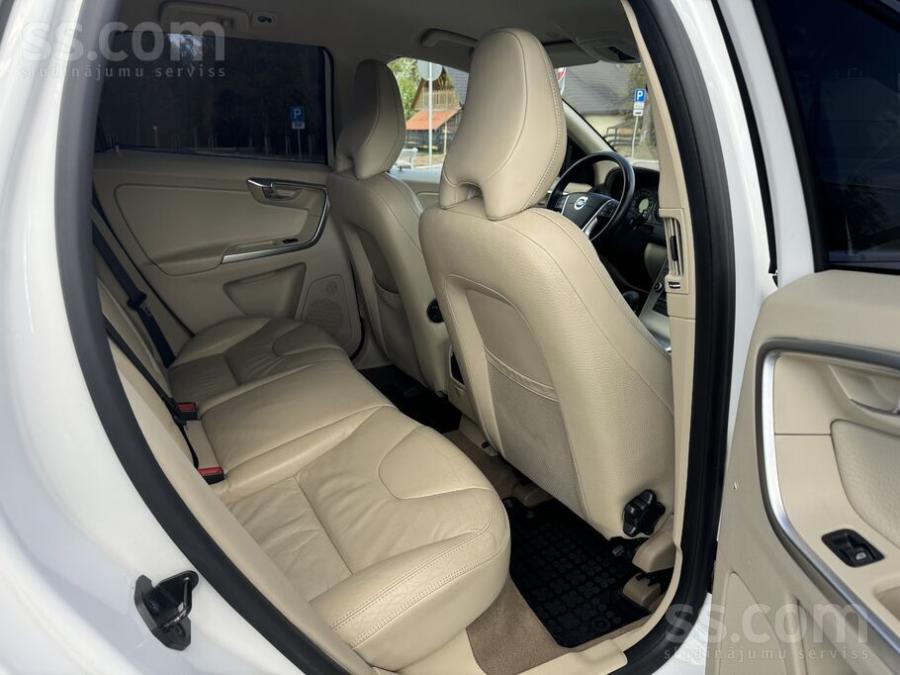 White Volvo XC60 2009 in Valmiera, with an engine capacity of 2.40 L and mileage of 319 thousand km for 5390 €, photo 18 on AUTOMOTO.COM.LV