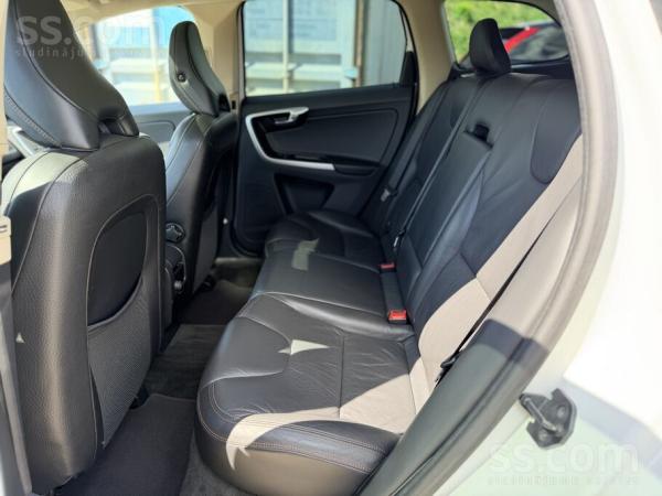 White Volvo XC60 2009 in Riga, with an engine capacity of 2.40 L and mileage of 290 thousand km for 8995 €, photo 6 on AUTOMOTO.COM.LV