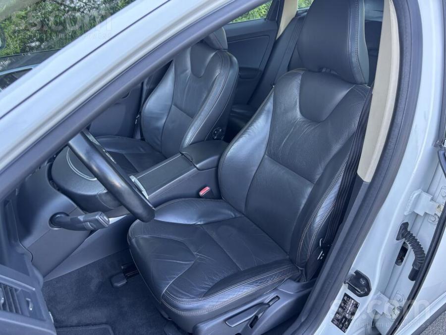 Balts Volvo XC60 2009 Jēkabpils, ar dzinēja tilpumu 2.40 L un nobraukumu 326 tūkst. km par 7700 €, foto 13 vietnē AUTOMOTO.COM.LV