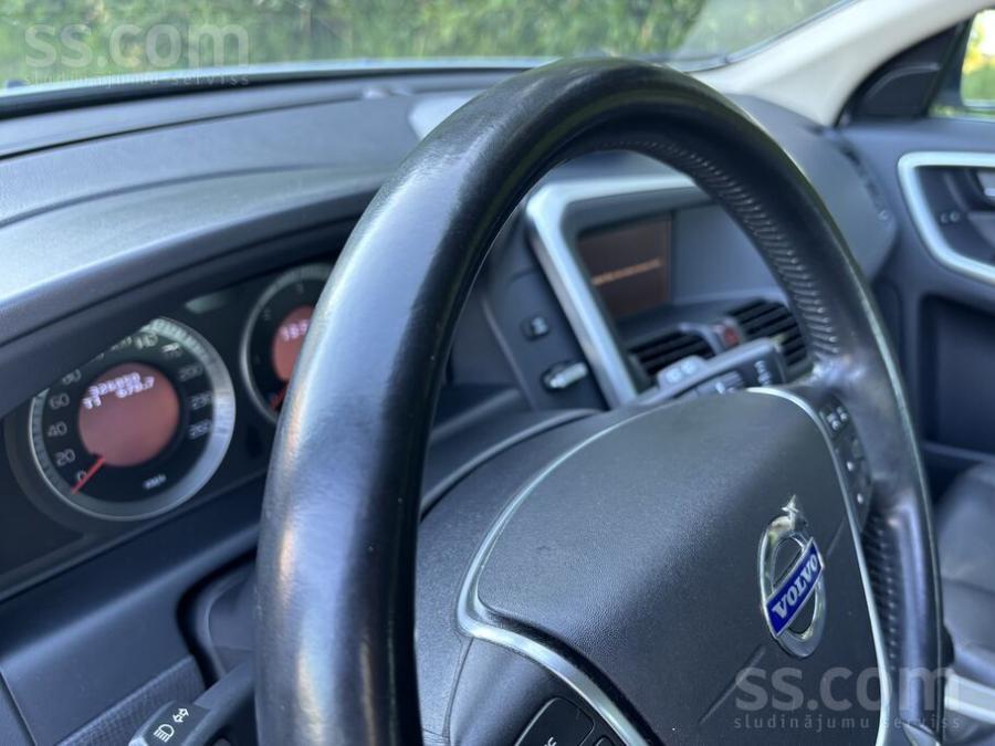 Balts Volvo XC60 2009 Jēkabpils, ar dzinēja tilpumu 2.40 L un nobraukumu 326 tūkst. km par 7700 €, foto 14 vietnē AUTOMOTO.COM.LV