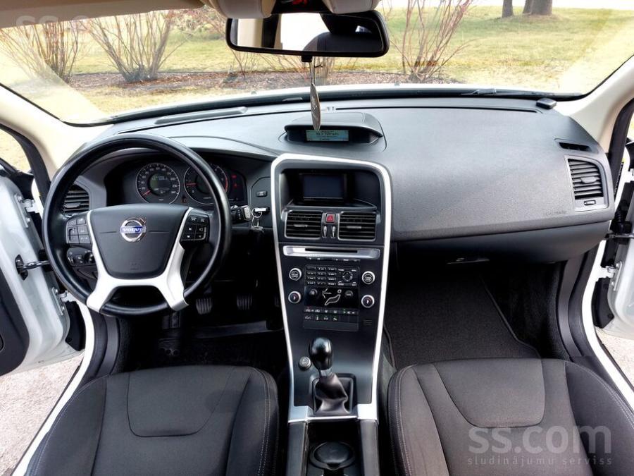 Balts Volvo XC60 2009 Rīga, ar dzinēja tilpumu 2.40 L un nobraukumu 199 tūkst. km par 7900 €, foto 24 vietnē AUTOMOTO.COM.LV