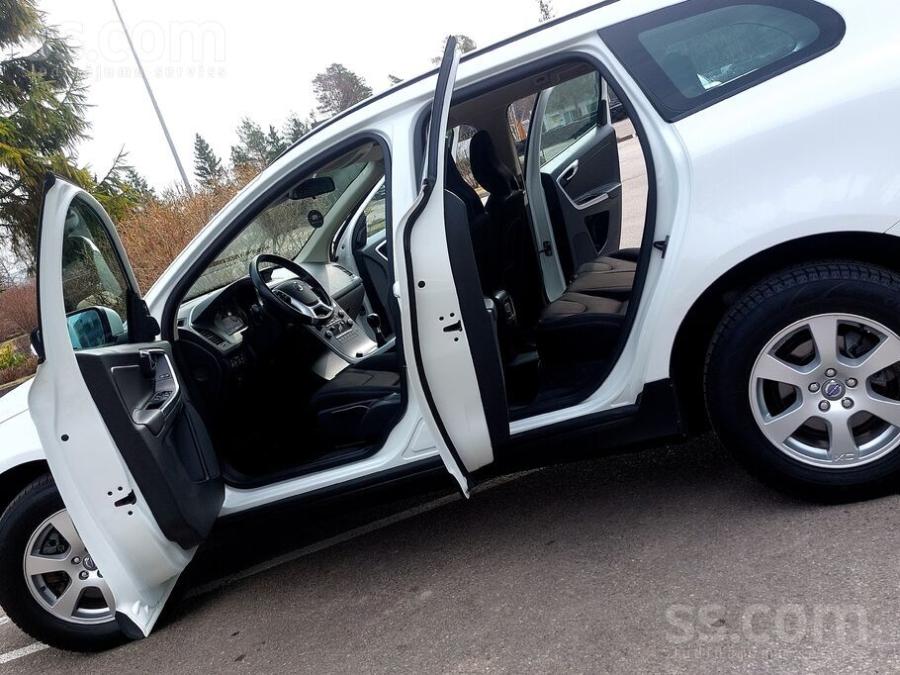 Balts Volvo XC60 2009 Rīga, ar dzinēja tilpumu 2.40 L un nobraukumu 199 tūkst. km par 7900 €, foto 28 vietnē AUTOMOTO.COM.LV