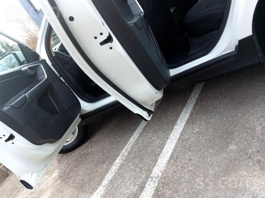 Balts Volvo XC60 2009 Rīga, ar dzinēja tilpumu 2.40 L un nobraukumu 199 tūkst. km par 7900 €, foto 29 vietnē AUTOMOTO.COM.LV
