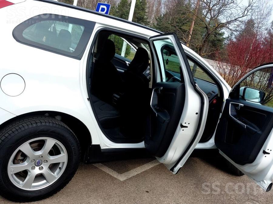 Balts Volvo XC60 2009 Rīga, ar dzinēja tilpumu 2.40 L un nobraukumu 199 tūkst. km par 7900 €, foto 31 vietnē AUTOMOTO.COM.LV