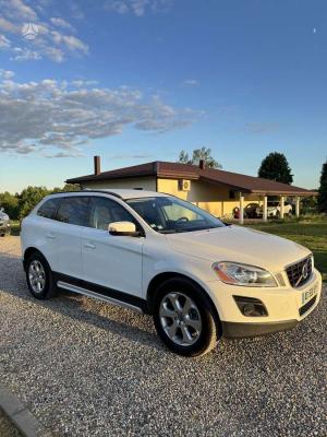 White Volvo XC60 2009 in Vilnius, with an engine capacity of 2.40 L and mileage of 329 thousand km for 6350 €, photo  on AUTOMOTO.COM.LV
