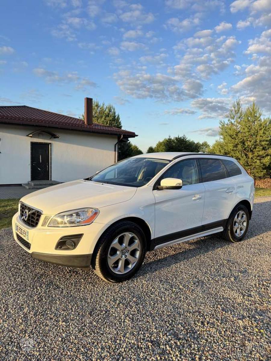 White Volvo XC60 2009 in Vilnius, with an engine capacity of 2.40 L and mileage of 329 thousand km for 6350 €, photo 3 on AUTOMOTO.COM.LV