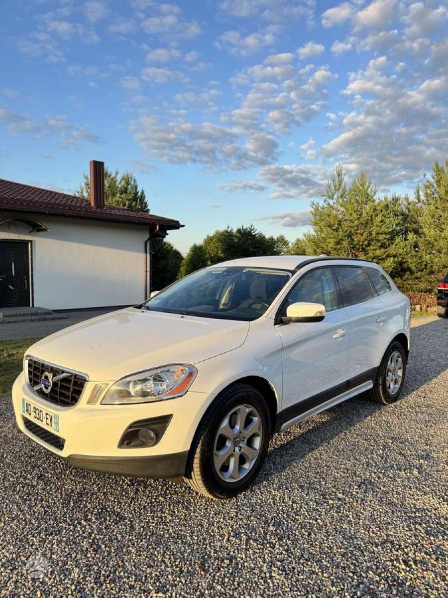 White Volvo XC60 2009 in Vilnius, with an engine capacity of 2.40 L and mileage of 329 thousand km for 6350 €, photo 4 on AUTOMOTO.COM.LV