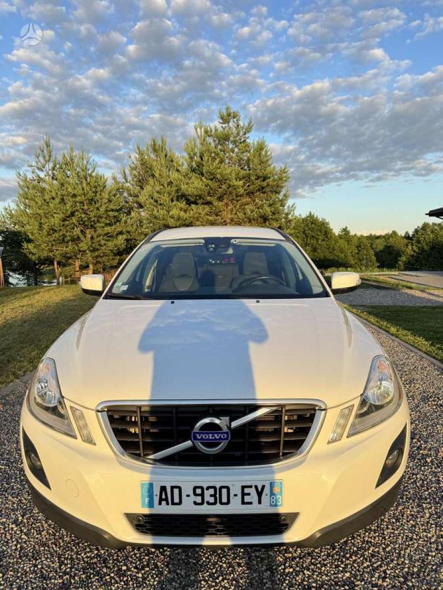White Volvo XC60 2009 in Vilnius, with an engine capacity of 2.40 L and mileage of 329 thousand km for 6350 €, photo 6 on AUTOMOTO.COM.LV