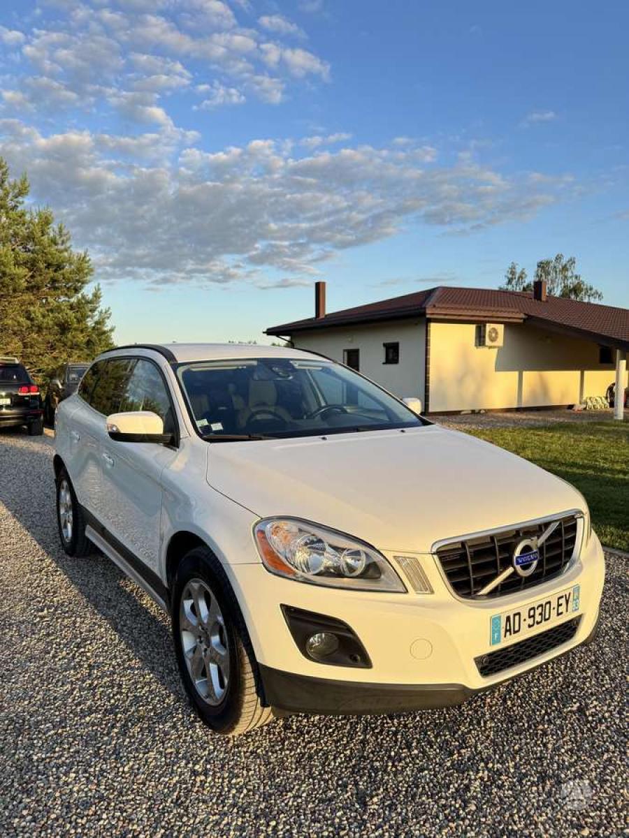 White Volvo XC60 2009 in Vilnius, with an engine capacity of 2.40 L and mileage of 329 thousand km for 6350 €, photo 7 on AUTOMOTO.COM.LV