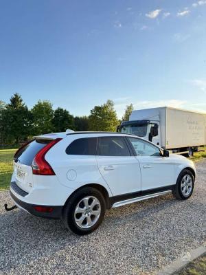 White Volvo XC60 2009 in Vilnius, with an engine capacity of 2.40 L and mileage of 329 thousand km for 6350 €, photo 9 on AUTOMOTO.COM.LV