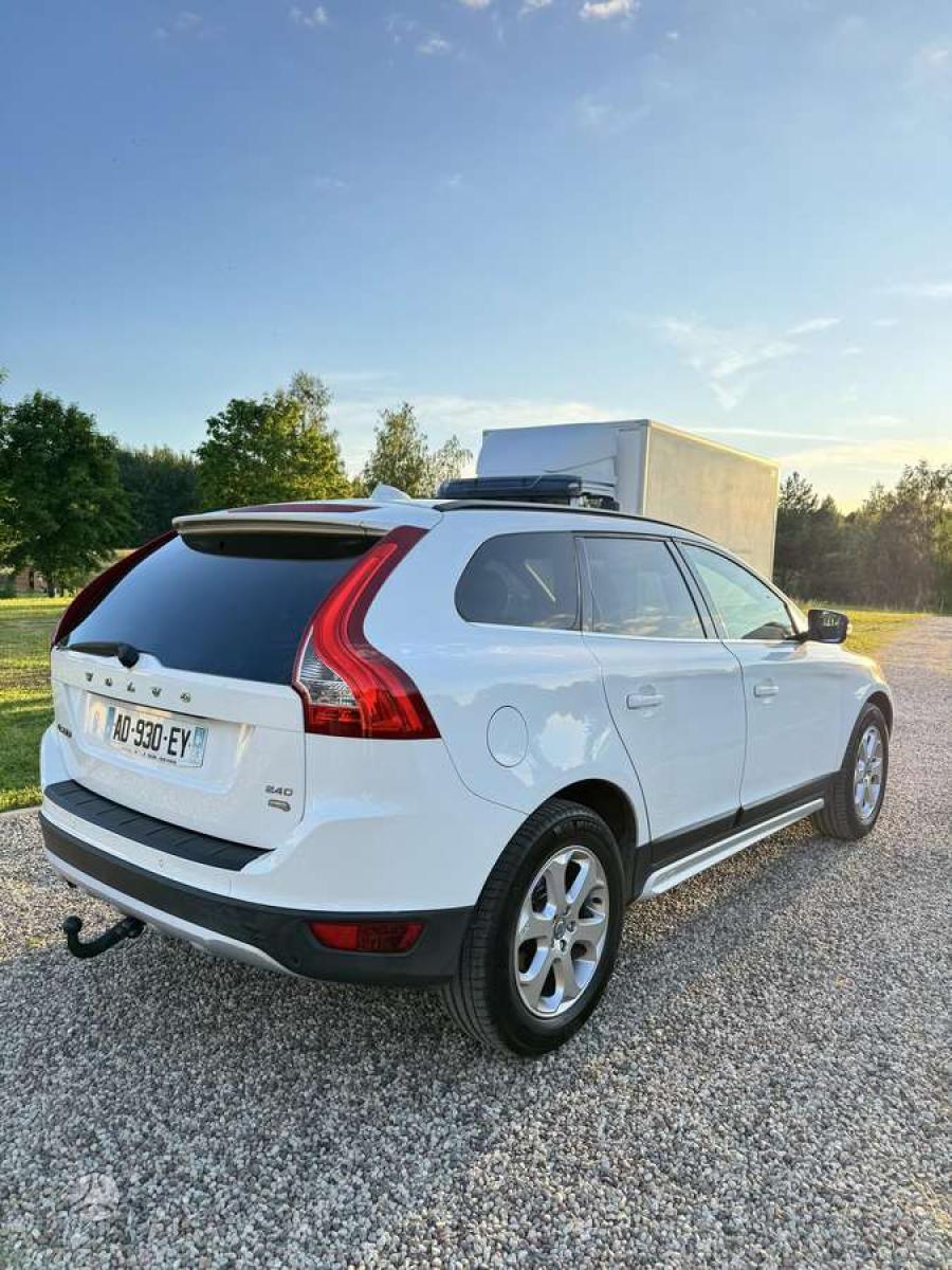 White Volvo XC60 2009 in Vilnius, with an engine capacity of 2.40 L and mileage of 329 thousand km for 6350 €, photo 11 on AUTOMOTO.COM.LV