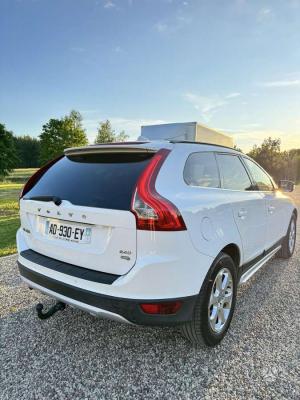White Volvo XC60 2009 in Vilnius, with an engine capacity of 2.40 L and mileage of 329 thousand km for 6350 €, photo 12 on AUTOMOTO.COM.LV