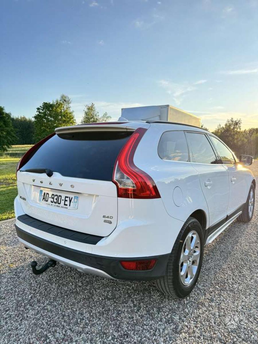 White Volvo XC60 2009 in Vilnius, with an engine capacity of 2.40 L and mileage of 329 thousand km for 6350 €, photo 12 on AUTOMOTO.COM.LV