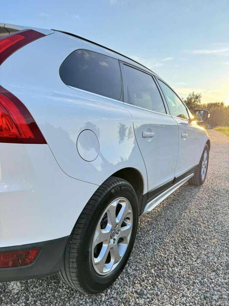 White Volvo XC60 2009 in Vilnius, with an engine capacity of 2.40 L and mileage of 329 thousand km for 6350 €, photo 13 on AUTOMOTO.COM.LV