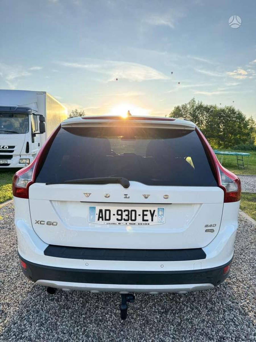 White Volvo XC60 2009 in Vilnius, with an engine capacity of 2.40 L and mileage of 329 thousand km for 6350 €, photo 14 on AUTOMOTO.COM.LV