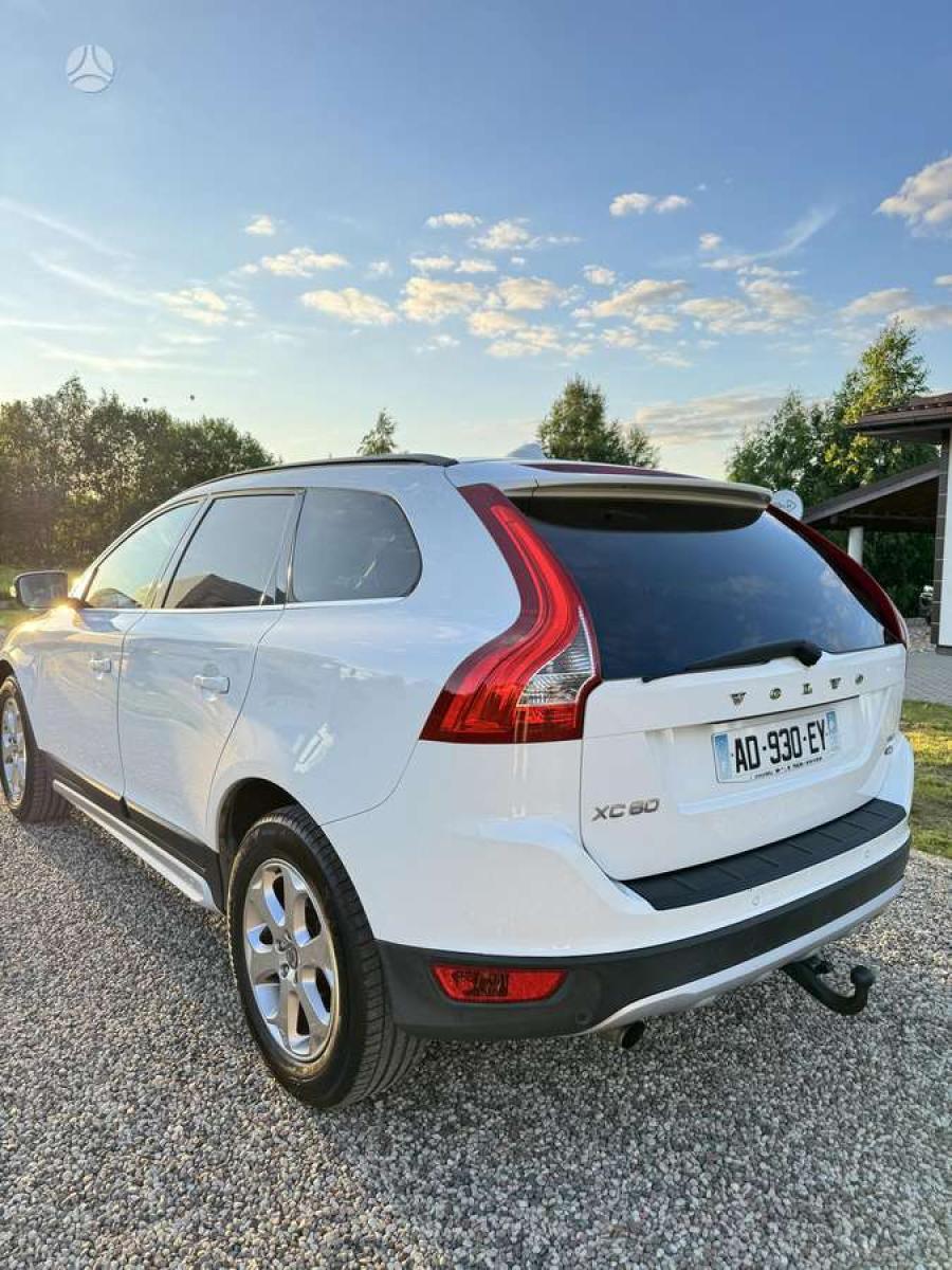 White Volvo XC60 2009 in Vilnius, with an engine capacity of 2.40 L and mileage of 329 thousand km for 6350 €, photo 15 on AUTOMOTO.COM.LV