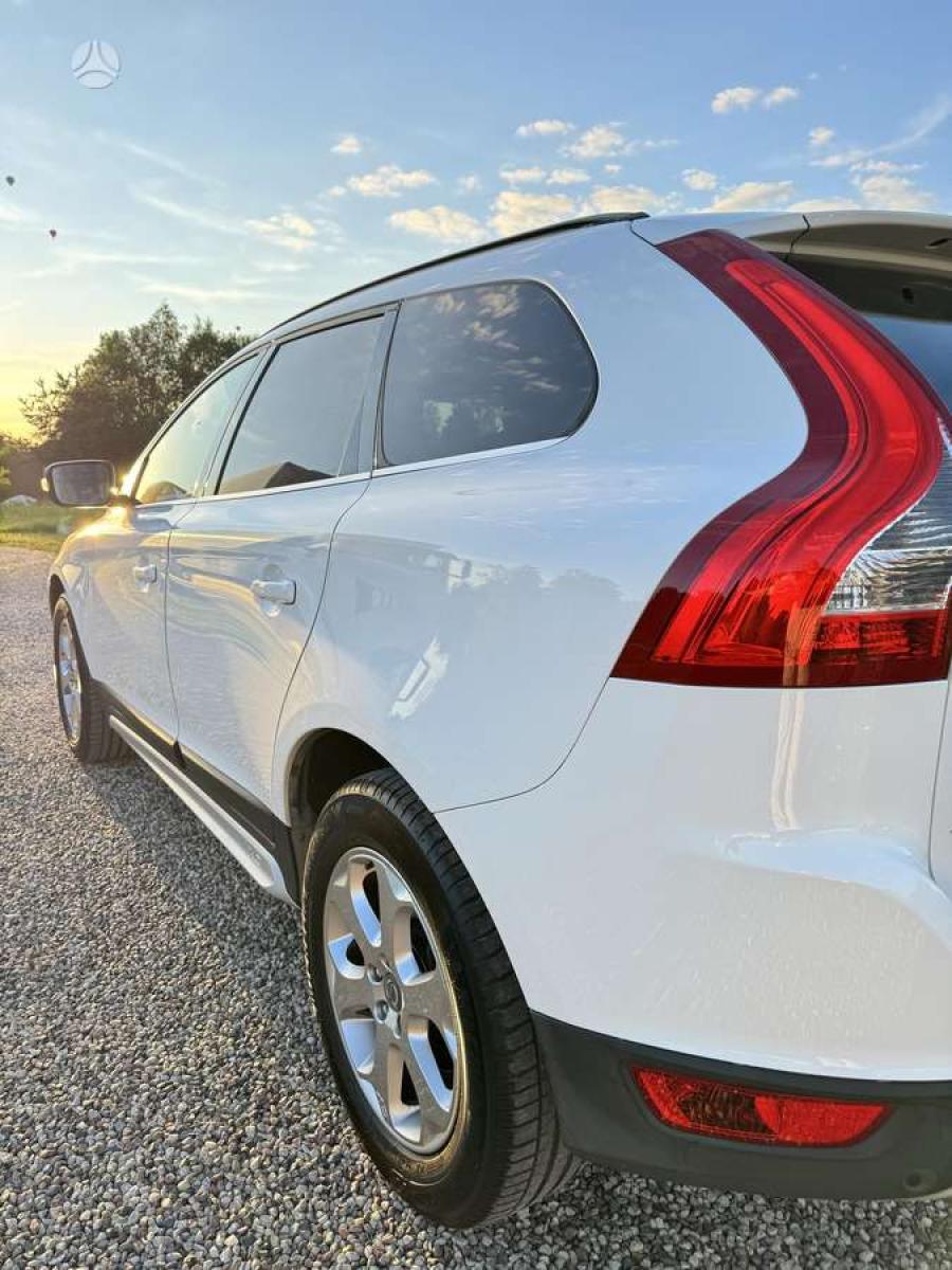 White Volvo XC60 2009 in Vilnius, with an engine capacity of 2.40 L and mileage of 329 thousand km for 6350 €, photo 16 on AUTOMOTO.COM.LV