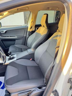 White Volvo XC60 2009 in Vilnius, with an engine capacity of 2.40 L and mileage of 329 thousand km for 6350 €, photo 19 on AUTOMOTO.COM.LV
