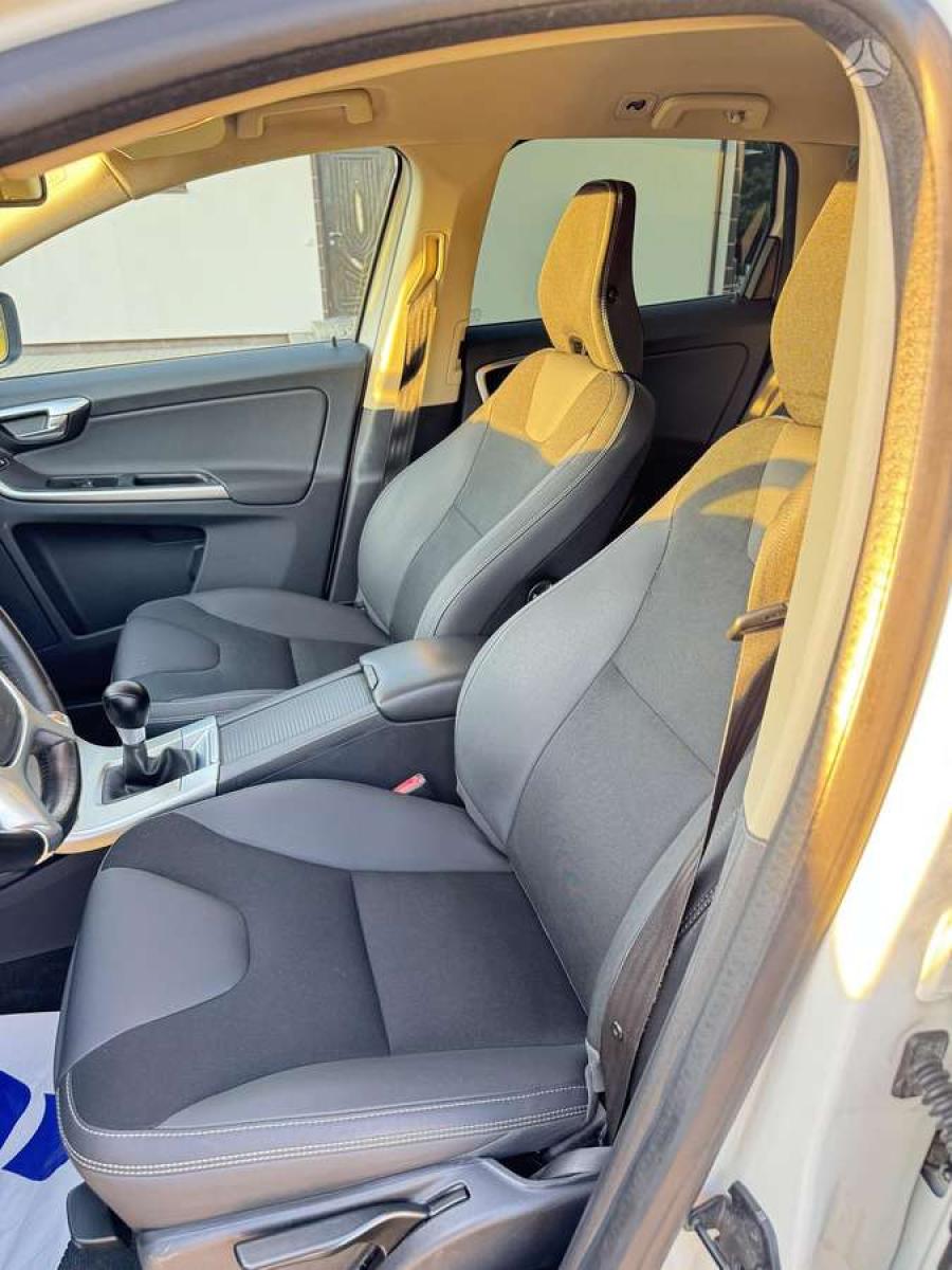 White Volvo XC60 2009 in Vilnius, with an engine capacity of 2.40 L and mileage of 329 thousand km for 6350 €, photo 19 on AUTOMOTO.COM.LV