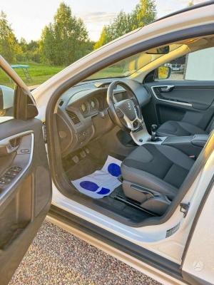 White Volvo XC60 2009 in Vilnius, with an engine capacity of 2.40 L and mileage of 329 thousand km for 6350 €, photo 21 on AUTOMOTO.COM.LV