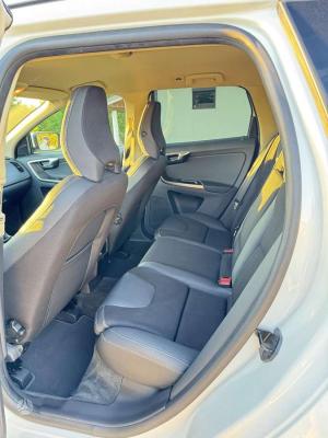 White Volvo XC60 2009 in Vilnius, with an engine capacity of 2.40 L and mileage of 329 thousand km for 6350 €, photo 22 on AUTOMOTO.COM.LV