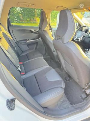White Volvo XC60 2009 in Vilnius, with an engine capacity of 2.40 L and mileage of 329 thousand km for 6350 €, photo 23 on AUTOMOTO.COM.LV