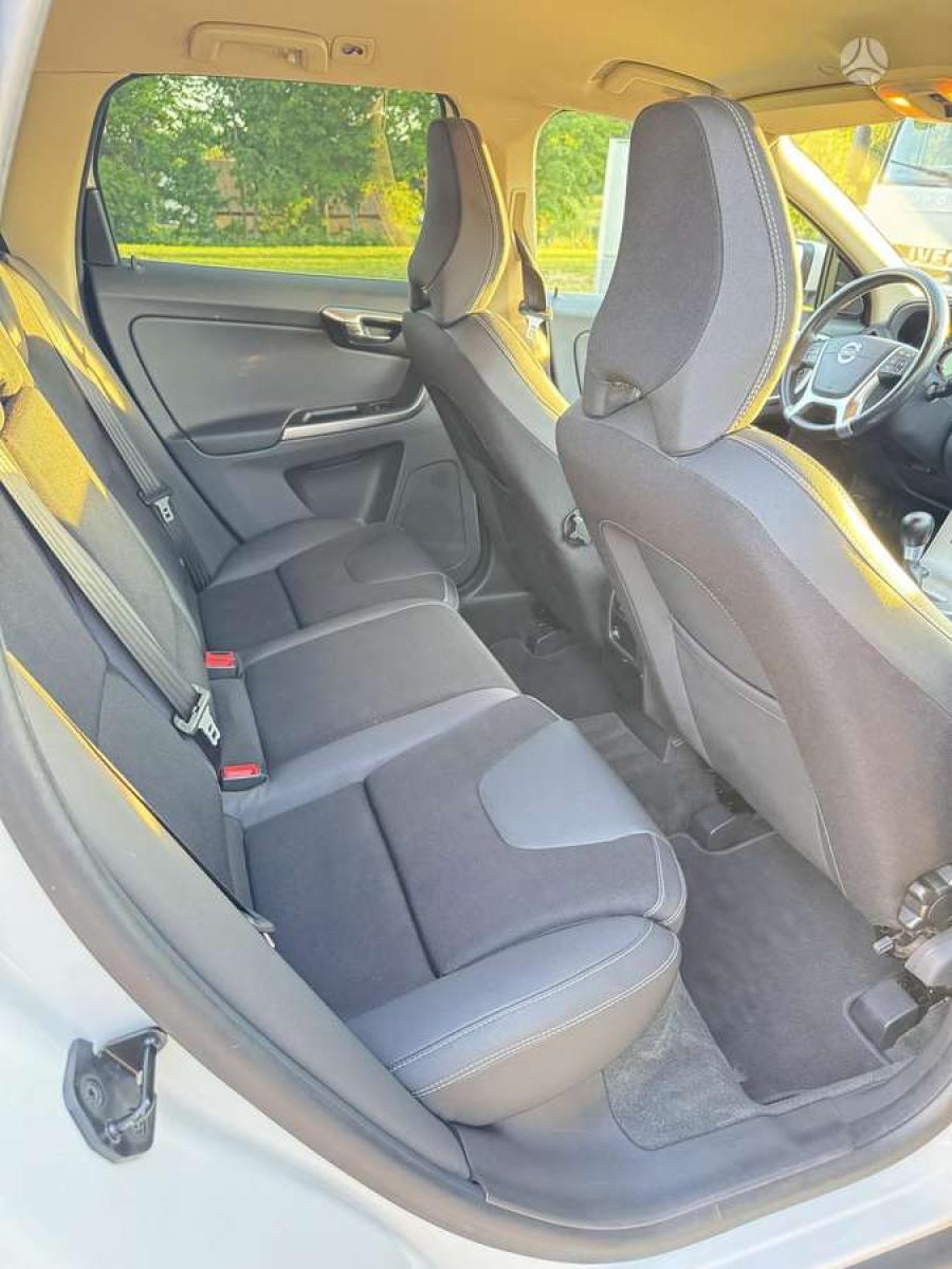 White Volvo XC60 2009 in Vilnius, with an engine capacity of 2.40 L and mileage of 329 thousand km for 6350 €, photo 23 on AUTOMOTO.COM.LV
