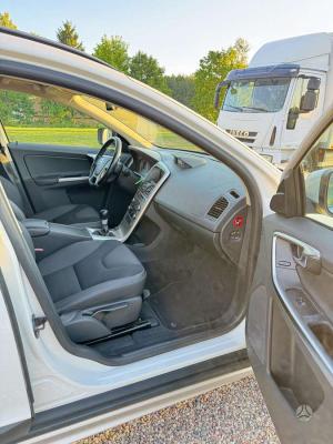 White Volvo XC60 2009 in Vilnius, with an engine capacity of 2.40 L and mileage of 329 thousand km for 6350 €, photo 26 on AUTOMOTO.COM.LV