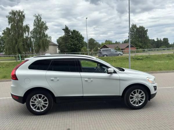 White Volvo XC60 2009 in Rezekne, with an engine capacity of 2.40 L and mileage of 275 thousand km for 7900 €, photo 4 on AUTOMOTO.COM.LV