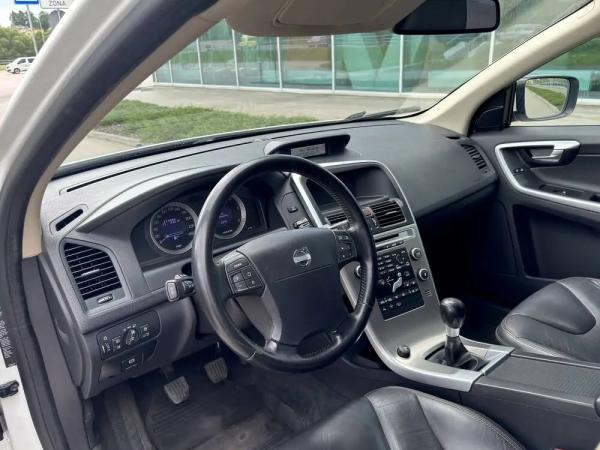 White Volvo XC60 2009 in Rezekne, with an engine capacity of 2.40 L and mileage of 275 thousand km for 7900 €, photo 9 on AUTOMOTO.COM.LV