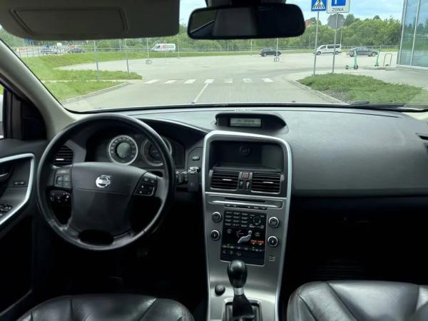 White Volvo XC60 2009 in Rezekne, with an engine capacity of 2.40 L and mileage of 275 thousand km for 7900 €, photo 10 on AUTOMOTO.COM.LV
