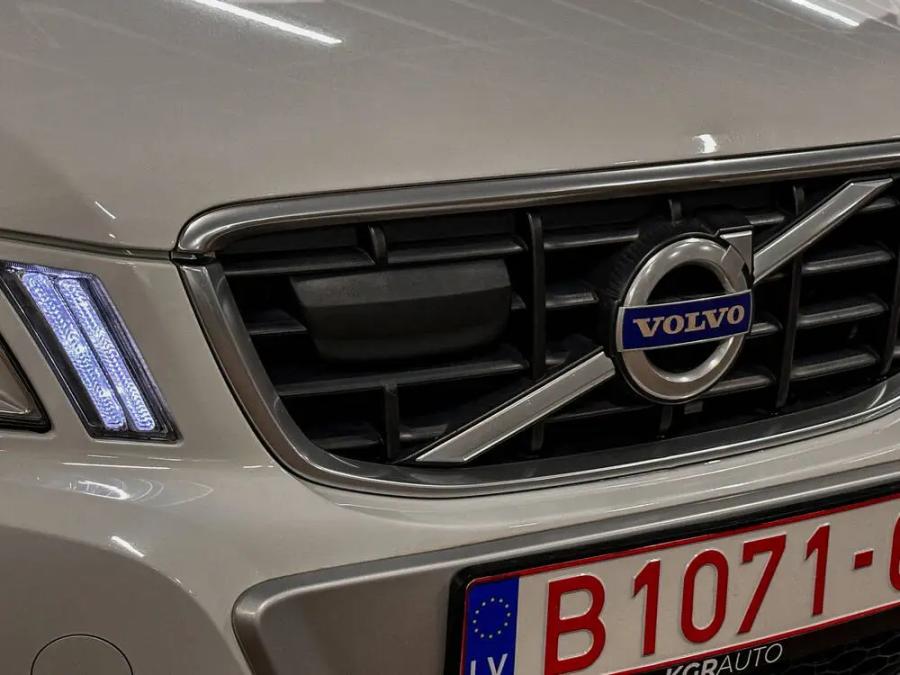 White Volvo XC60 2009 in Jurmala, with an engine capacity of 2.40 L and mileage of 334 thousand km for 9995 €, photo 6 on AUTOMOTO.COM.LV