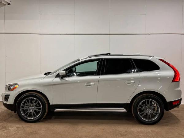 White Volvo XC60 2009 in Jurmala, with an engine capacity of 2.40 L and mileage of 334 thousand km for 9995 €, photo 7 on AUTOMOTO.COM.LV