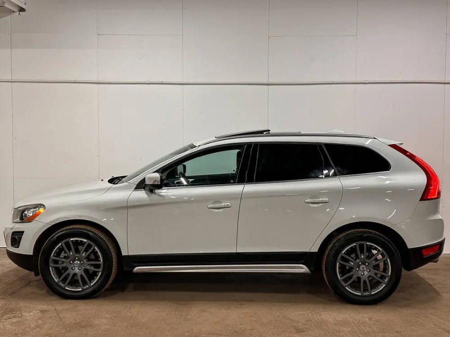 White Volvo XC60 2009 in Jurmala, with an engine capacity of 2.40 L and mileage of 334 thousand km for 9995 €, photo 8 on AUTOMOTO.COM.LV