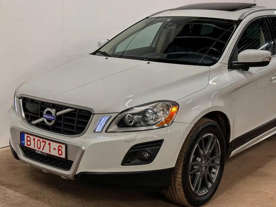 White Volvo XC60 2009 in Jurmala, with an engine capacity of 2.40 L and mileage of 334 thousand km for 9995 €, photo 10 on AUTOMOTO.COM.LV